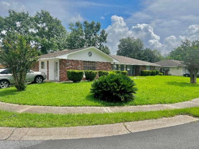 5 Br, 4 bath, Single Family 21088 Pineville Rd