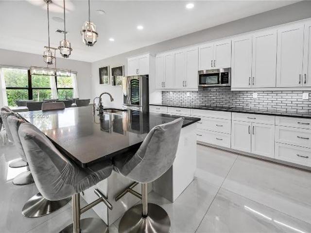 5 Br, 4 bath, Single Family 8645 NW 39th Court