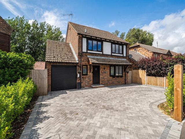 5 Bramley Gardens, Bognor Regis, West Sussex PO22, 4 bed detached house to rent, £2,600 pcm | PrimeLocation