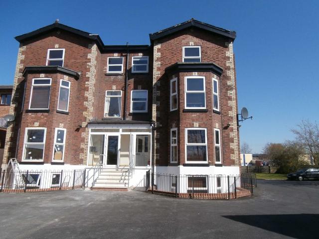 5 Bridgenorth Avenue, Urmston, Manchester M41, 2 bed flat to rent, £975 pcm | PrimeLocation