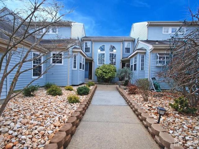 5 Cambridge Dr, Monroe, NJ 08831