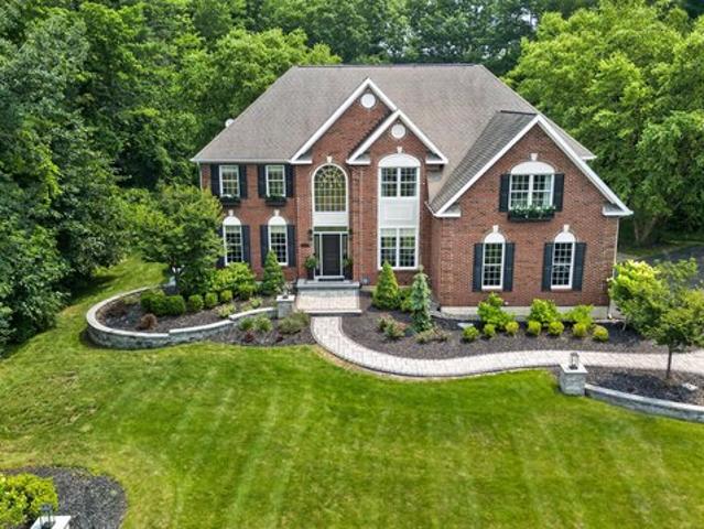 5 Caraway Ct, Halfmoon, NY 12065