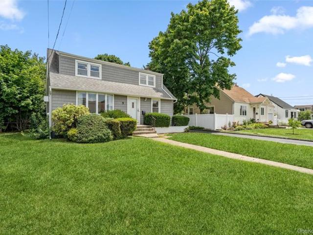 5 Center Ct, Bethpage, NY 11714