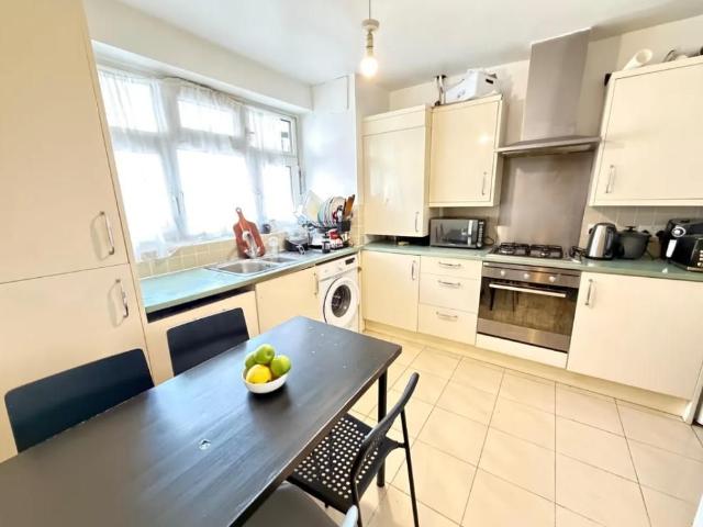 5 Chamberlain House, Cable Street, Whitechapel, Aldgate, Shadwell, London E1, 3 bed maisonette to rent, £2,990 pcm | PrimeLocation