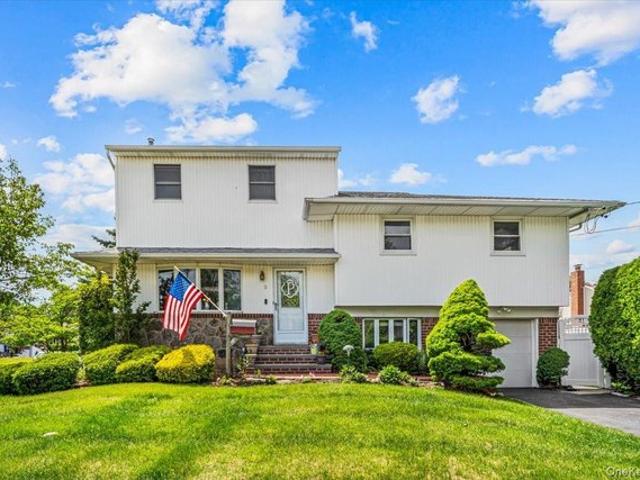 5 Chance St, Hicksville, NY 11801