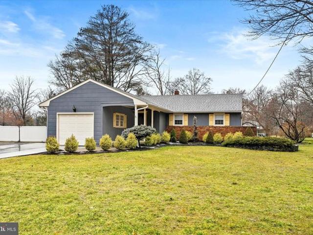 5 Charred Oak Ln, East Windsor, NJ 08520