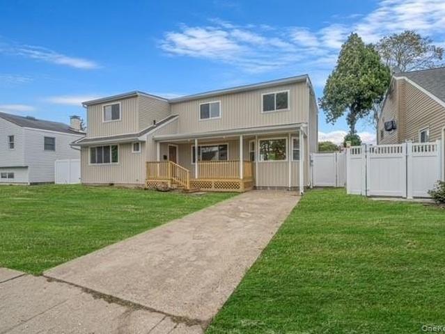 5 Cheryl Ln, North Babylon, NY 11703