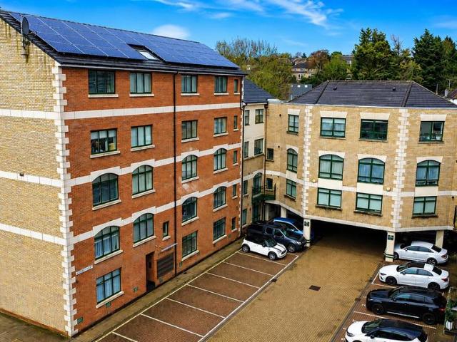 5 Clifton Court, Hemel Hempstead HP3 1 bed apartment to rent £1,295 pcm £299 pw
