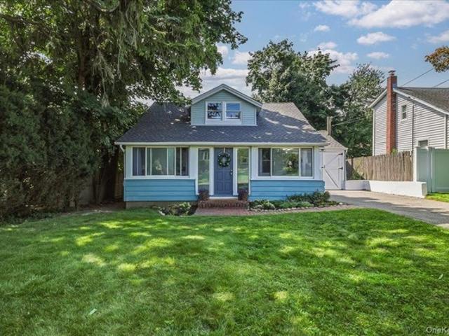 5 Coles Pl, Northport, NY 11768