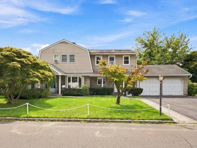 5 Conway Ct, Glen Cove, NY 11542