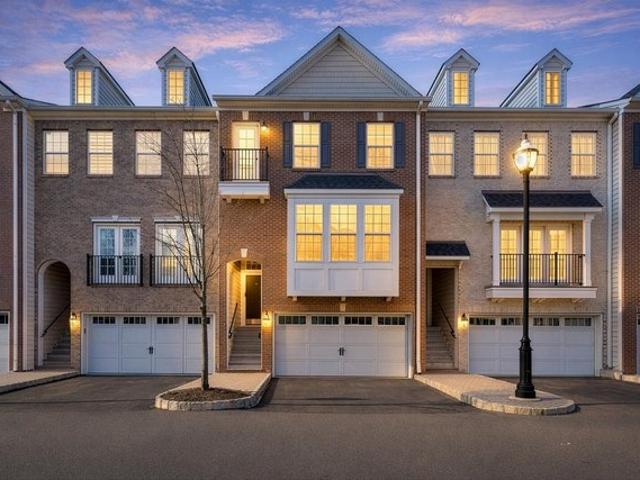 5 Creekside Ct, Secaucus, NJ 07094