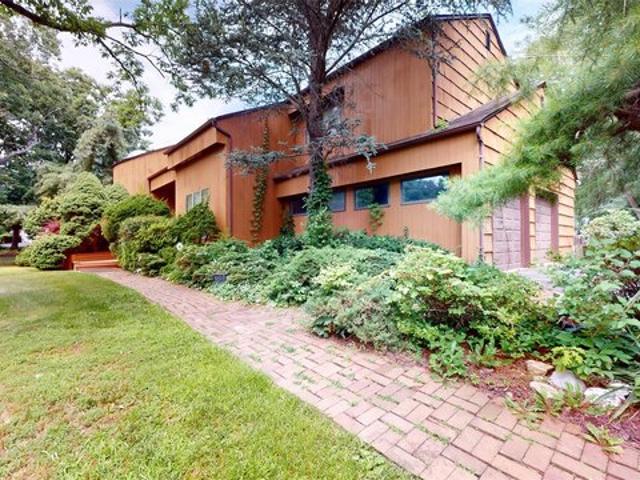 5 Day St, Port Jefferson Station, NY 11776
