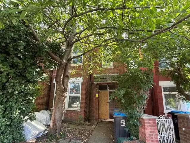 5 Deacon Road, Willesden, London, NW2. 2 bed flat for sale £.