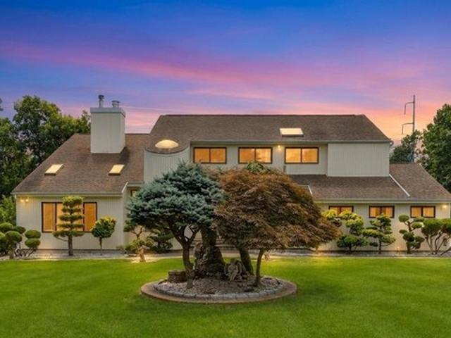 5 Dohne Ct, Greenlawn, NY 11740