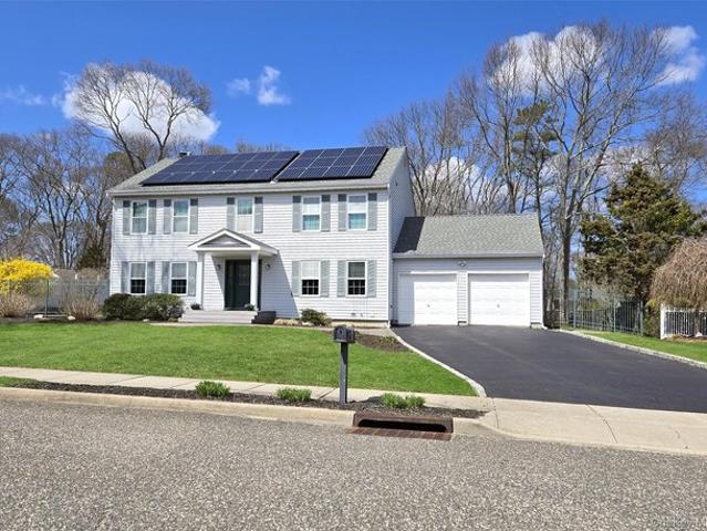 5 Dorothy Ln, Holbrook, NY 11741