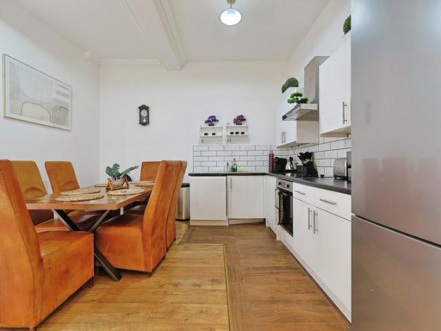 5 Double bedrooms flat Chelsea Fulham border