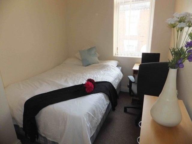 5 DOUBLE ROOMS, POPULAR STUDENT LOCATION, STAFFS UNI, STOKE ON TRENT