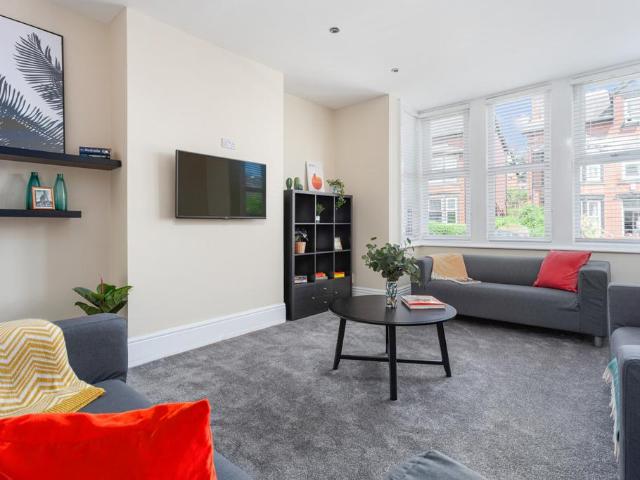 5 Estcourt Avenue, Headingley, Leeds. 8 bed terraced house to rent £3,189 pcm £736 pw