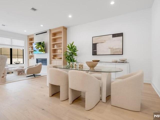 5 Feldman Ct, Paramus, NJ 07652