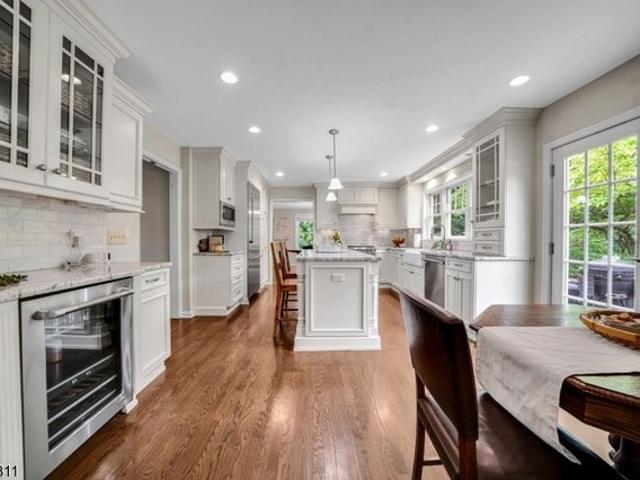 5 Fieldstone Dr, Clinton Township, NJ 08833