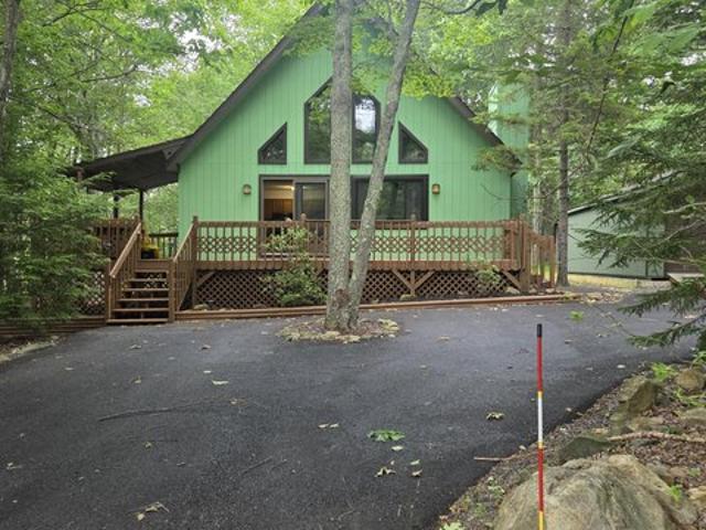 5 Fir Ln, Gouldsboro, PA 18424