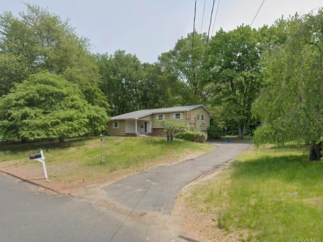 5 Flamingo Ln, Spring Valley, NY 10977