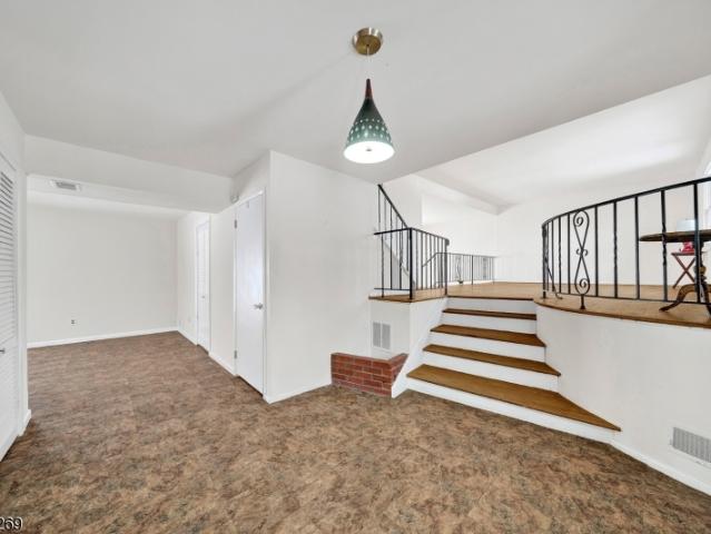 5 Forest Dr