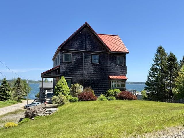 5 Franklin St, Eastport, ME 04631