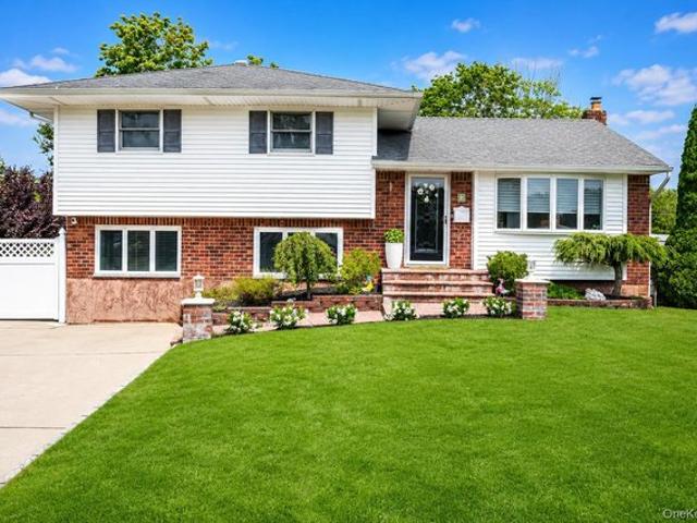 5 Gardenia Dr, Commack, NY 11725