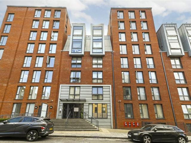 5 Gaumont Place, London SW2 2 bed flat to rent £2,600 pcm £600 pw