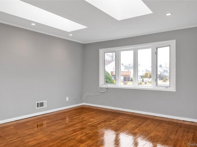 5 Glenbrook Rd, Hicksville, NY 11801 | MLS #987014 | Compass
