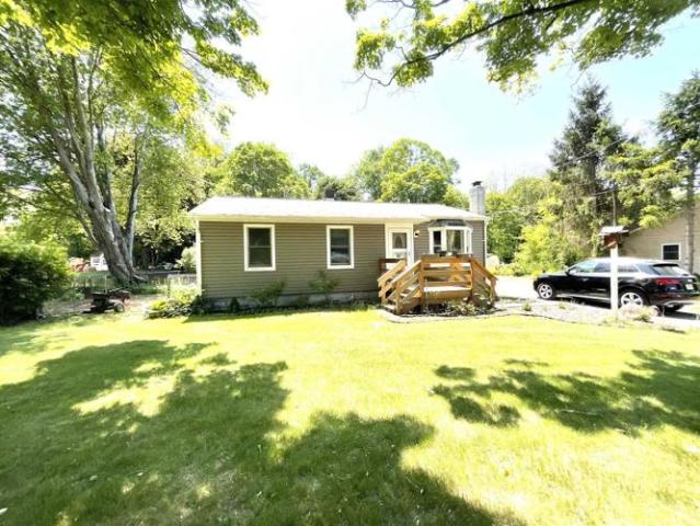 5 Greentree Dr, Hyde Park, NY 12538