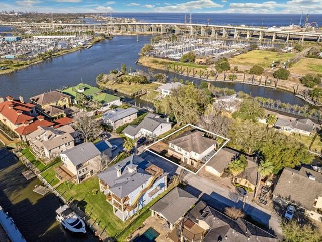 5 Harbor Ln, Kemah, TX 77565