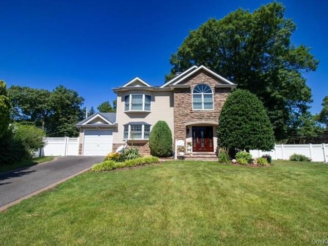 5 Hickory Ln, Roslyn Heights, NY 11577