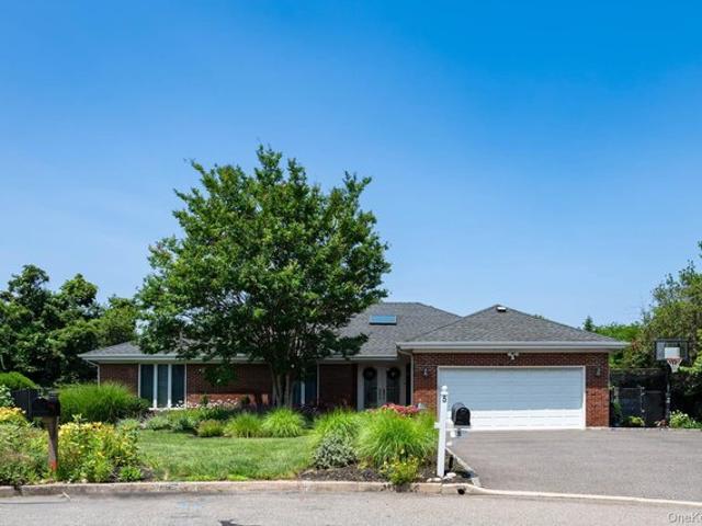 5 High Ct, Bayville, NY 11709