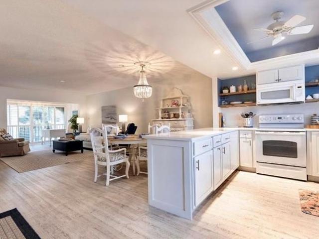 5 High Point Cir W #305, Naples, FL 34103