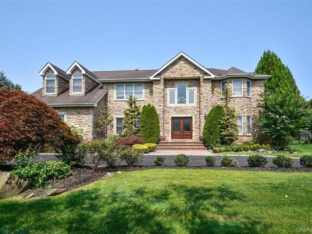 5 Home Ct, Huntington, NY 11743
