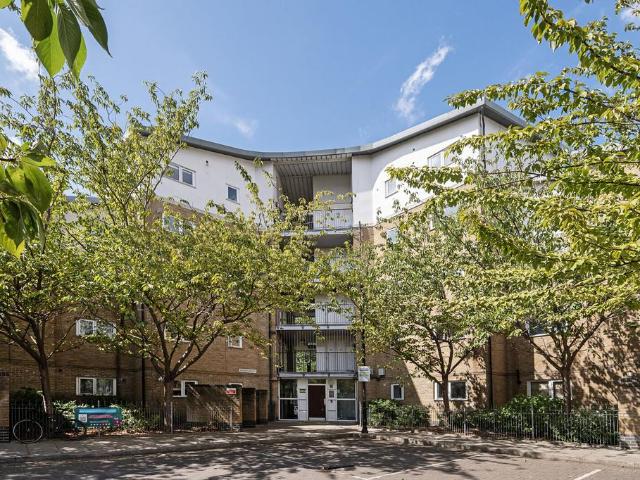 5 Hornbeam Square, London E3 2 bed flat to rent £2,600 pcm £600 pw