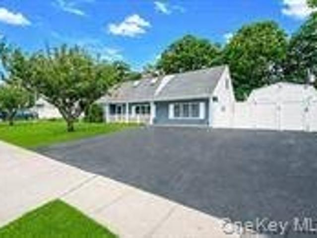 5 Horseshoe Dr, Holbrook, NY 11741