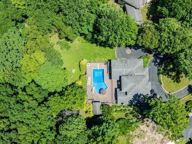 5 Jacquelyn Ct, Dix Hills, NY 11746