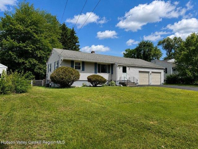 5 Knauf Ln, Loudonville, NY 12211