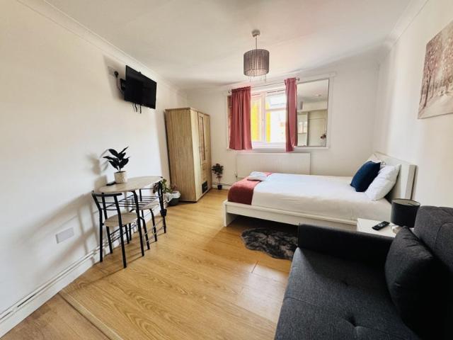 5 luxery Studios 18 minutes train to london