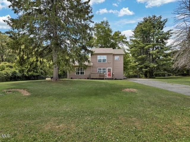 5 Lake Hills Rd, Troy, NY 12180