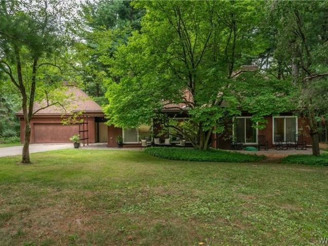 5 Lennys Ln, Orchard Park, NY 14127