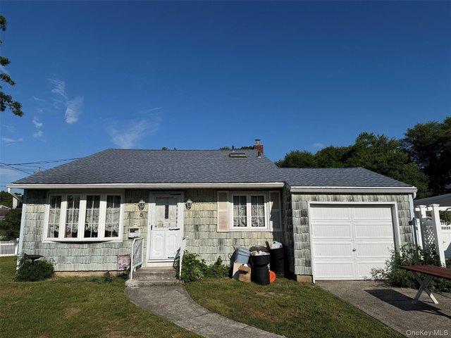 5 Lion Ln, North Babylon, NY 11703