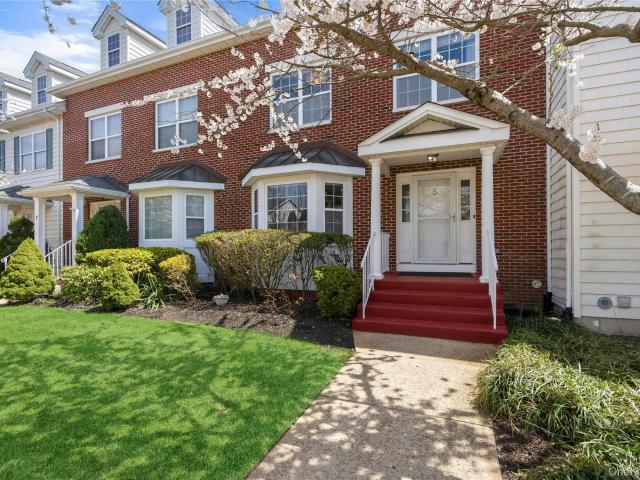 5 Lorien Pl, Melville, NY 11747 | MLS #984582 | Compass