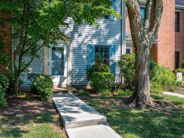5 Pear Tree Ln