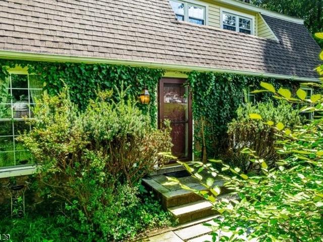 5 Pepper Ln, Roxbury Township, NJ 07876