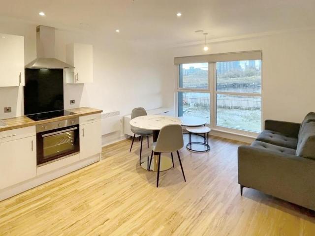 5 Pomona Strand Old Trafford, Old. 1 bed flat to rent £1,000 pcm £231 pw