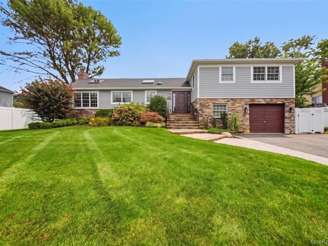 5 Renee Pl, Massapequa Park, NY 11762